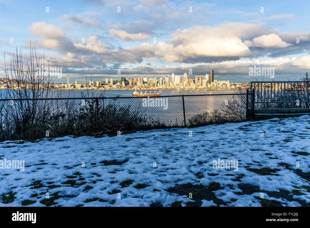 A view of the Seattle skyline in Winter. Snow is on the ground Stock ...