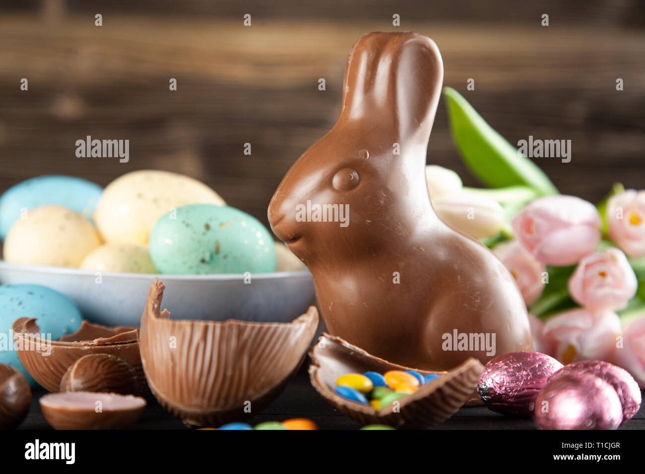 Easter eggs bunny tulip hi-res stock photography and images - Alamy