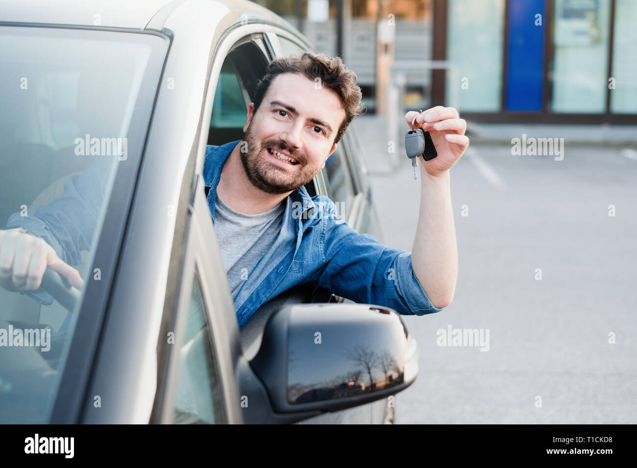 New car happy smile hi-res stock photography and images - Alamy