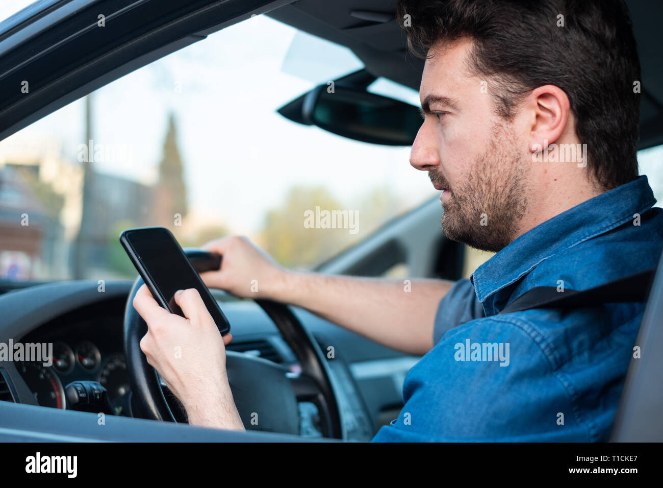 Drive driver driving texting hi-res stock photography and images - Alamy