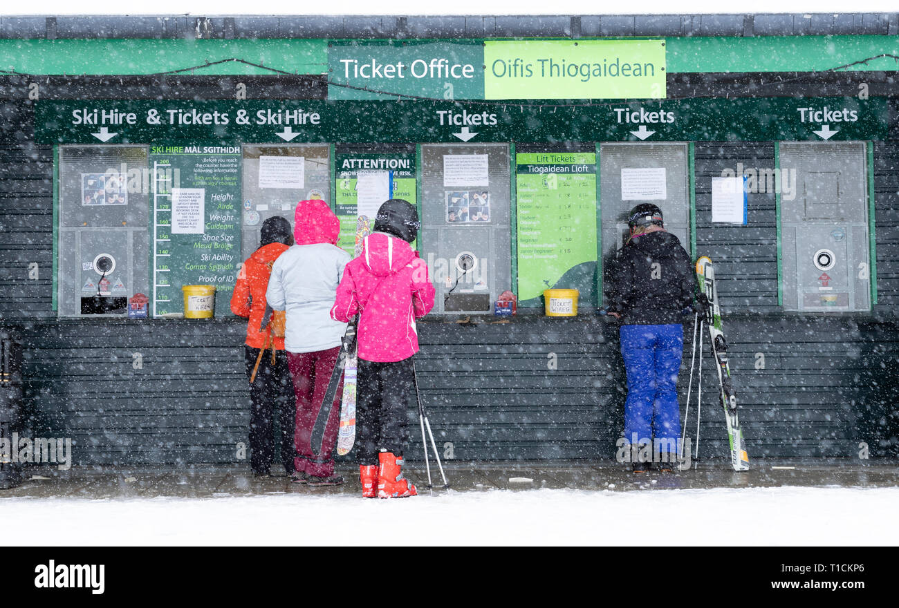 Glenshee snowsports centre hi-res stock photography and images - Alamy