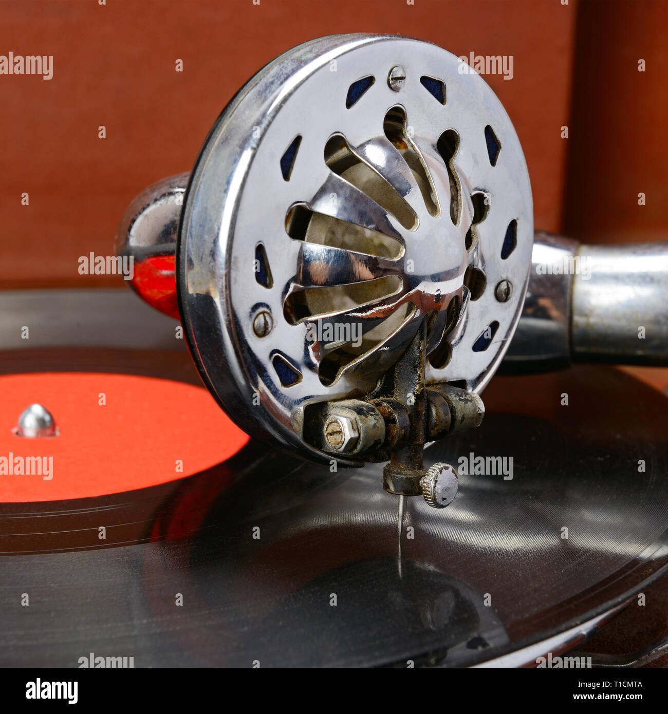 old gramophone and vinyl record Stock Photo - Alamy