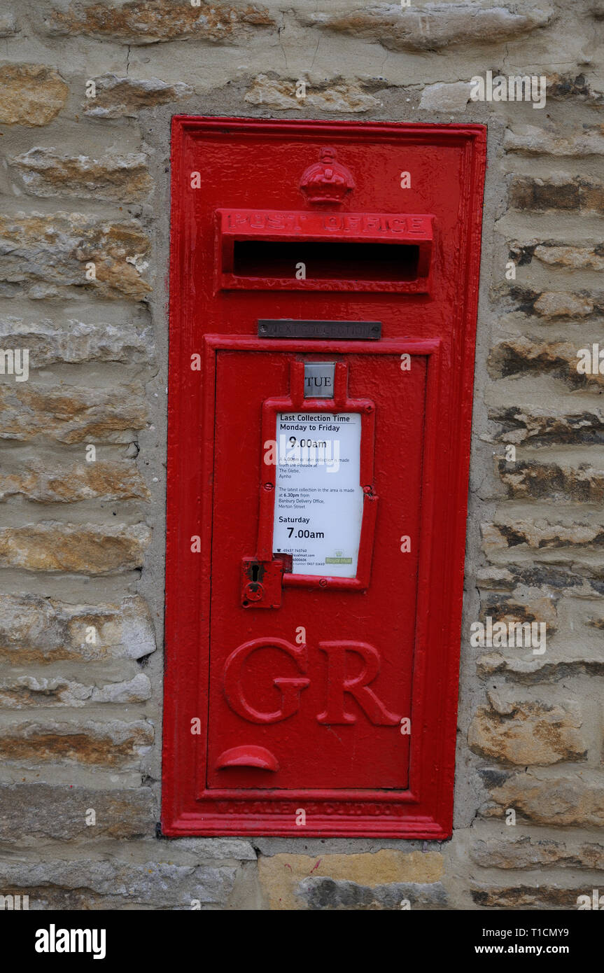 Gr post box hi-res stock photography and images - Alamy
