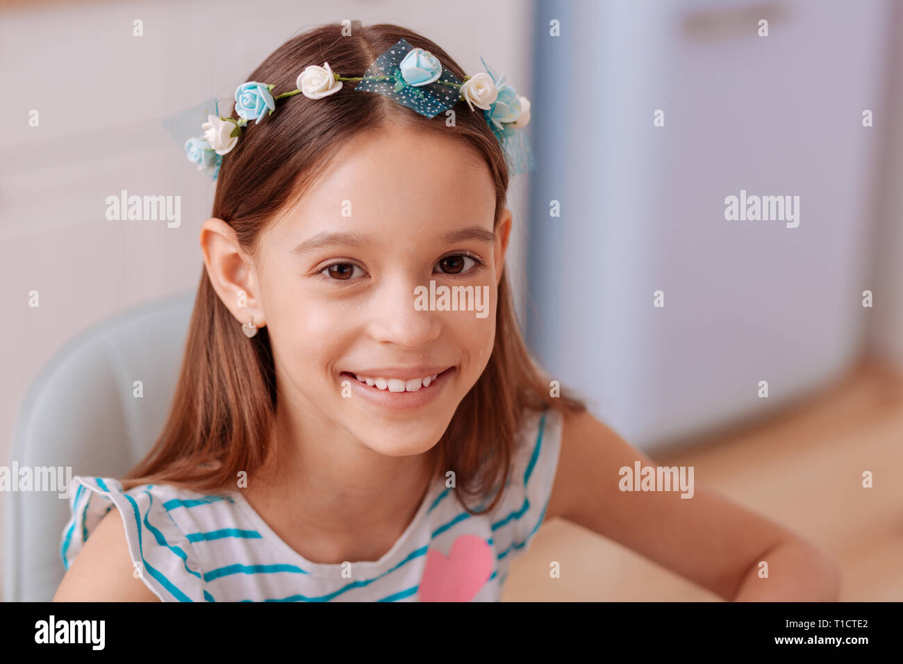 Close up of pleased kid that looking forward Stock Photo - Alamy
