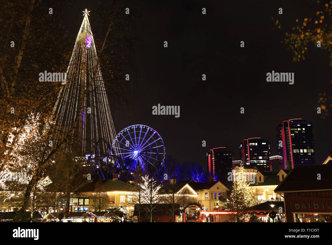 GÖTEBORG 20171117 Jul på Liseberg. Lisebergshjulet i bakgrunden. Foto ...