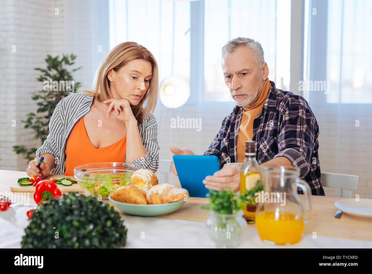 Unsatisfied couple hi-res stock photography and images - Alamy