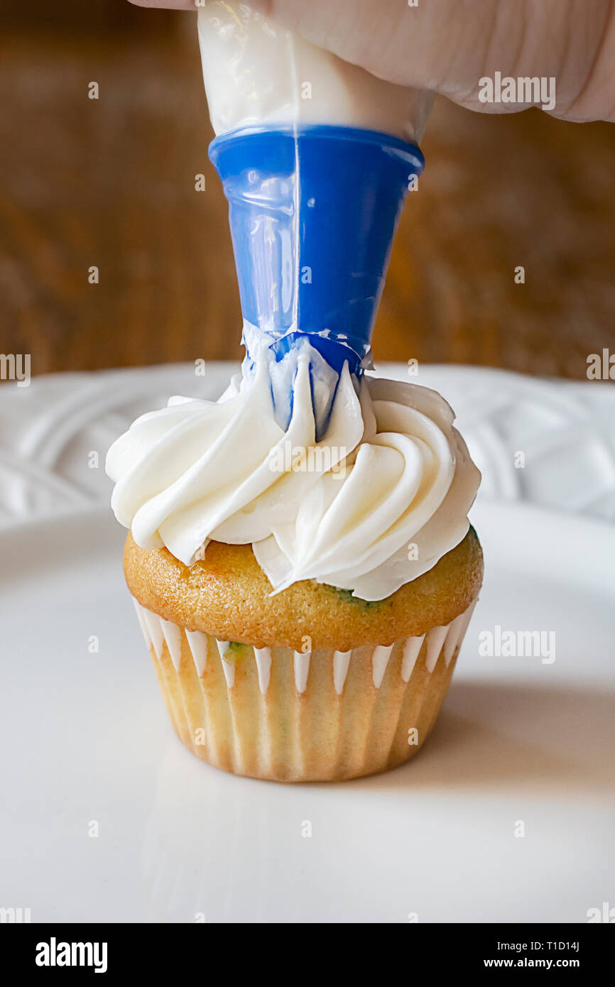 Piping icing cake hi-res stock photography and images - Alamy
