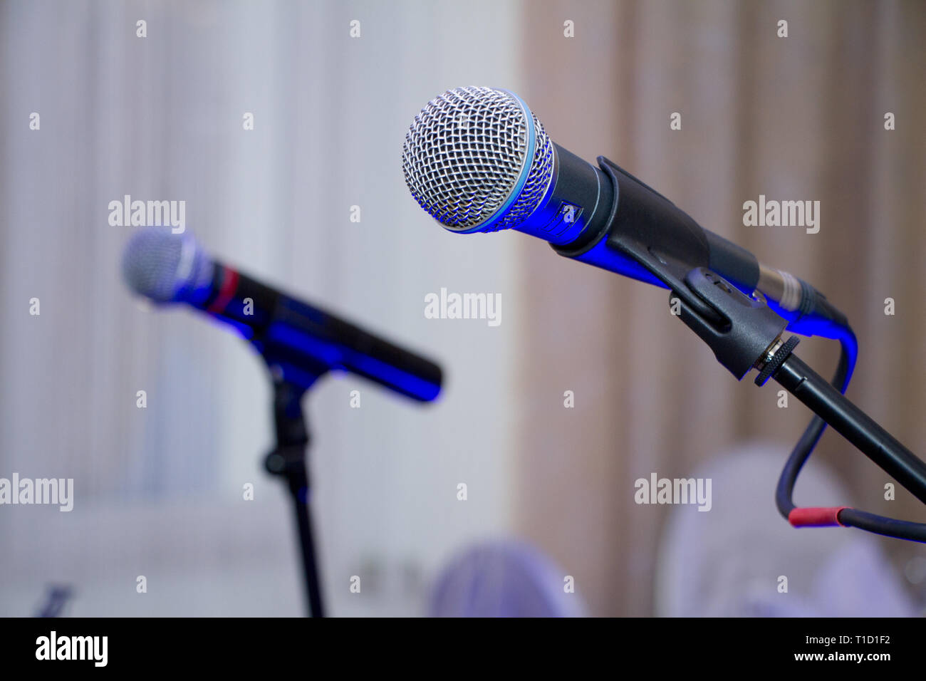 Group talk stand seminar hi-res stock photography and images - Alamy