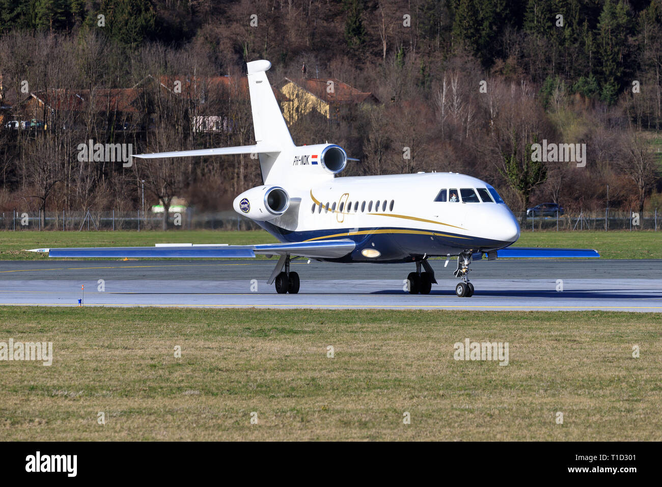 Dassault falcon 900 hi-res stock photography and images - Alamy