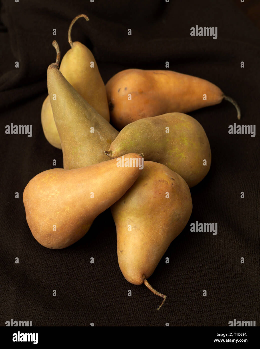 Six Pears against Dark Background Stock Photo - Alamy