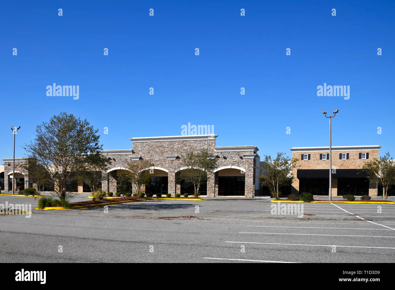 Vacant strip mall hi-res stock photography and images - Alamy