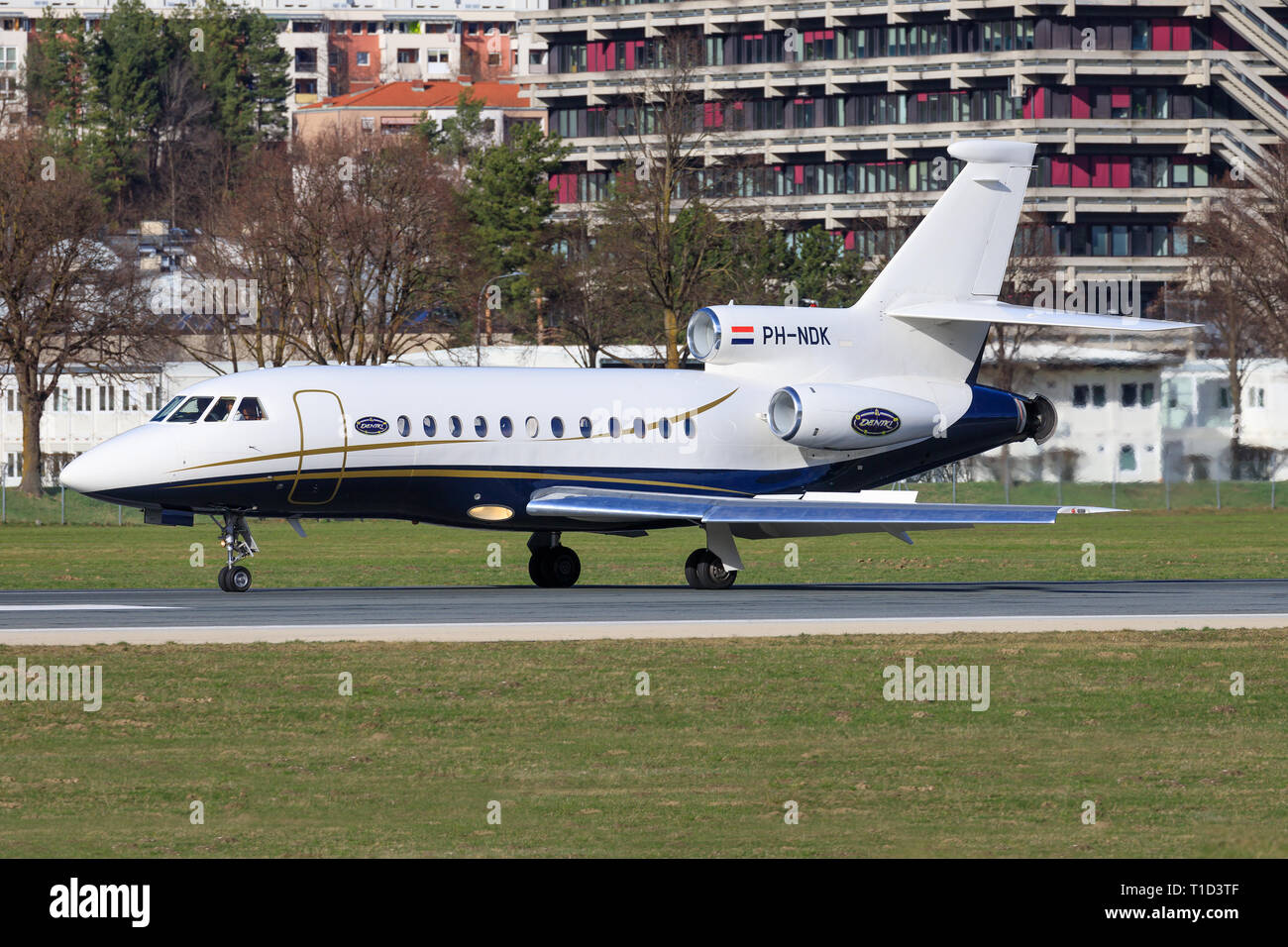Dassault falcon 900 landing hi-res stock photography and images - Alamy