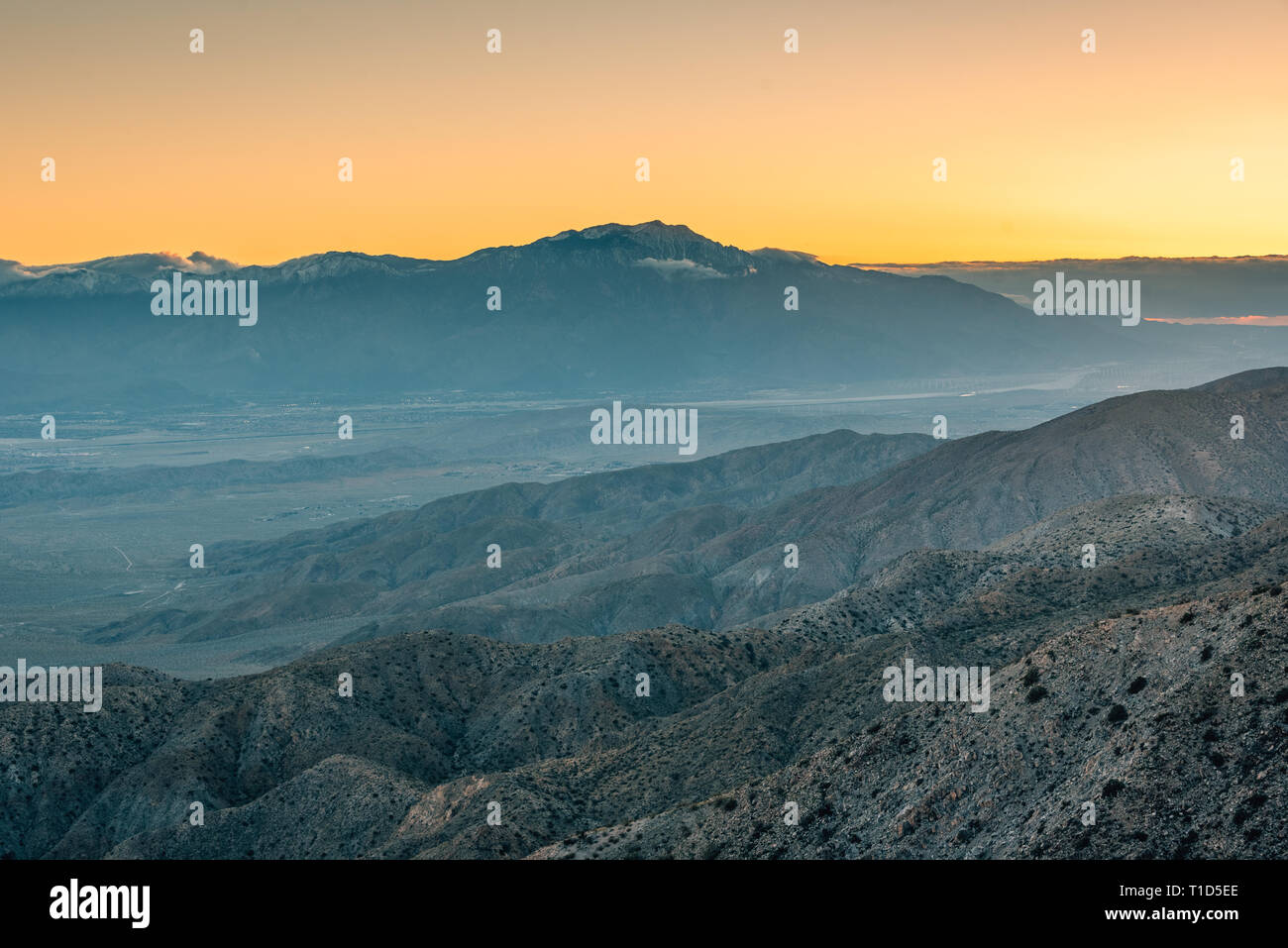 Sunset view of mountains in the desert from Keys View, in Joshua Tree ...