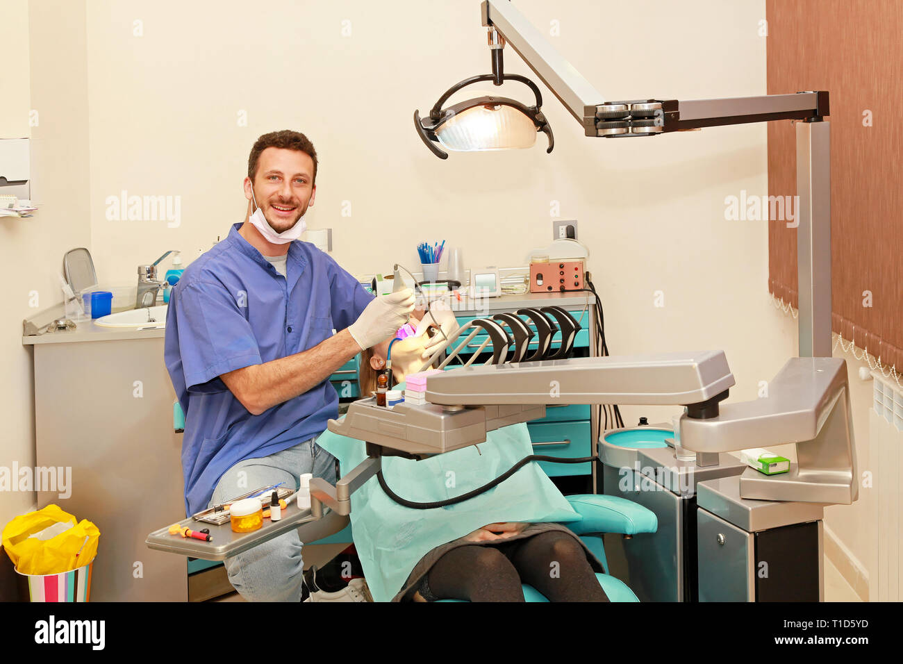 Smiley doctor and girl in dentist office Stock Photo - Alamy