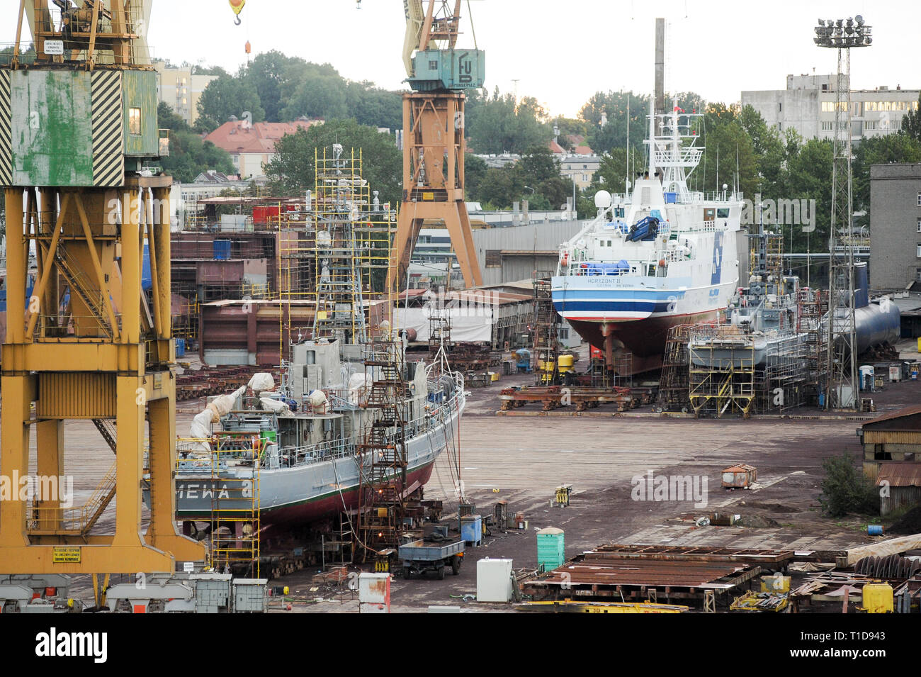 Crane shipyard overseas port hi-res stock photography and images - Alamy
