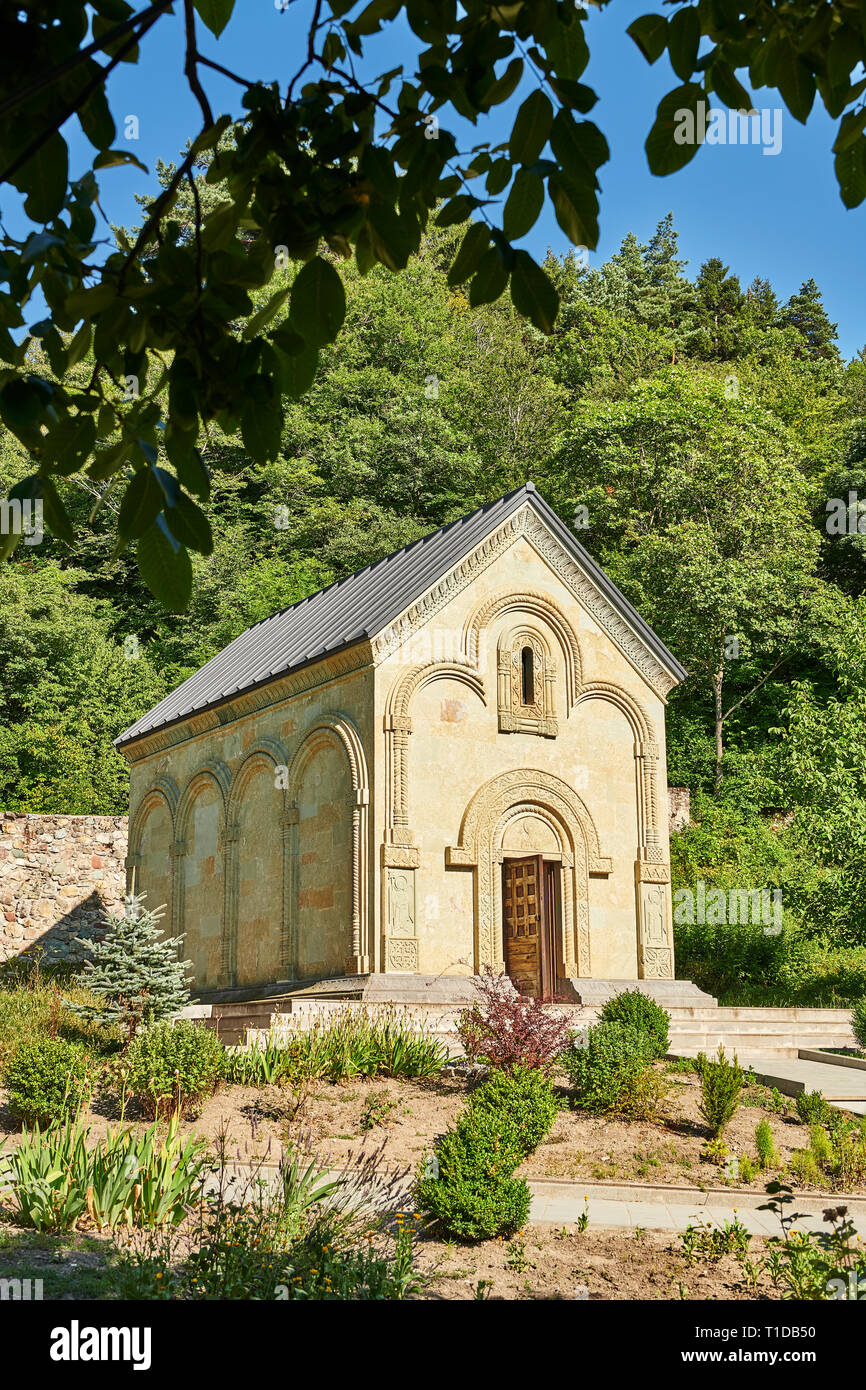 Pictures and images of the chapel in the historic medieval Kintsvisi ...