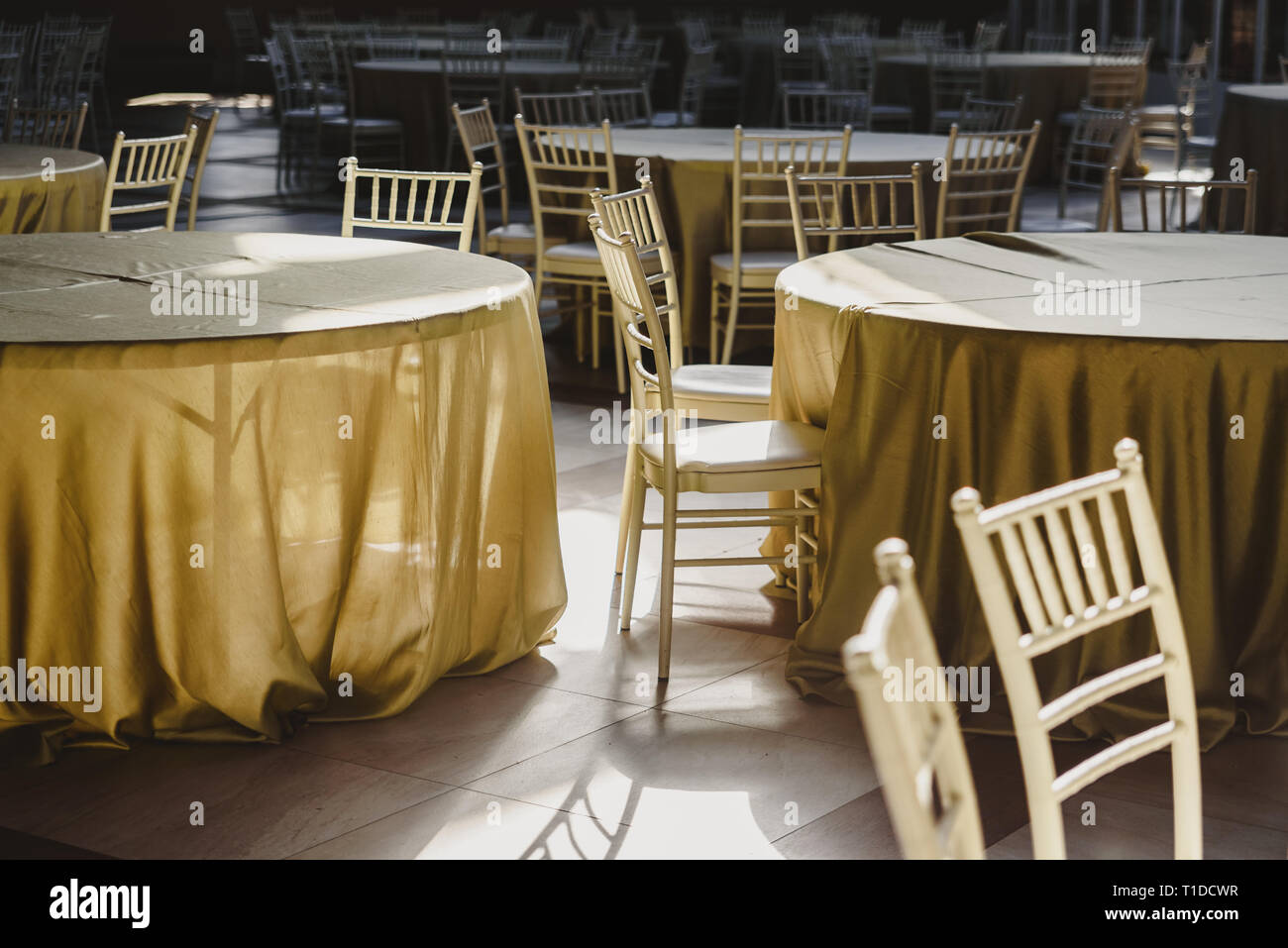 Circle table chairs top view hi-res stock photography and images - Alamy