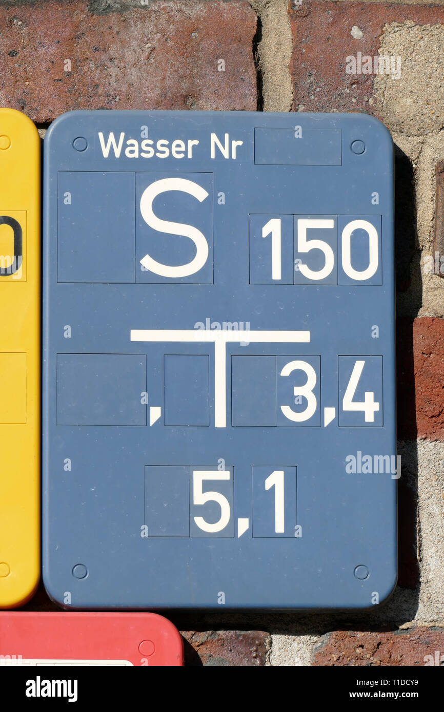Schieberschild für Wasser, Schieber Stock Photo - Alamy
