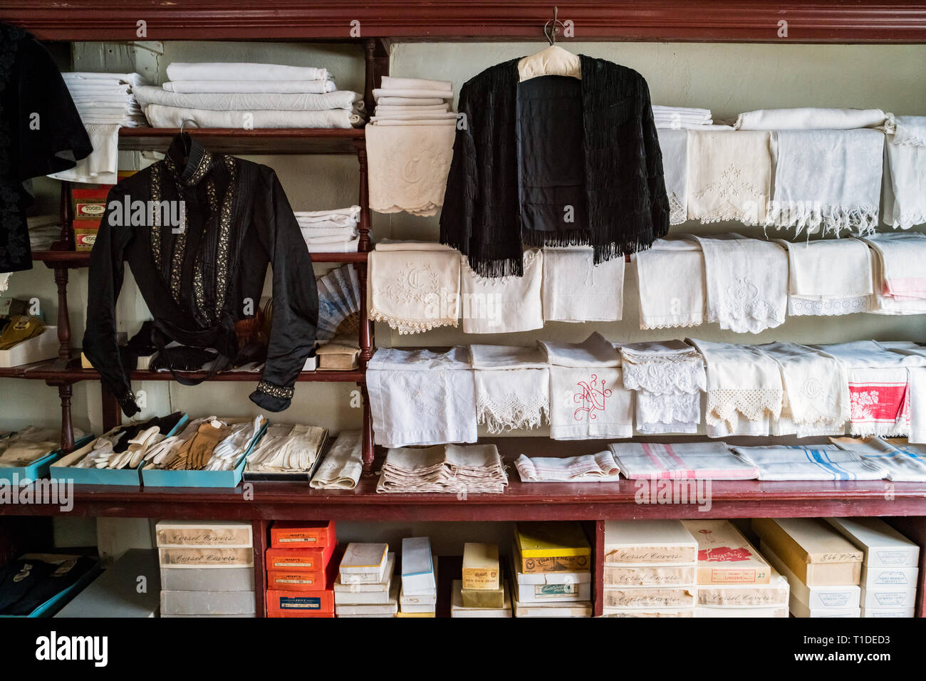 Vintage general store interior hi-res stock photography and images - Alamy