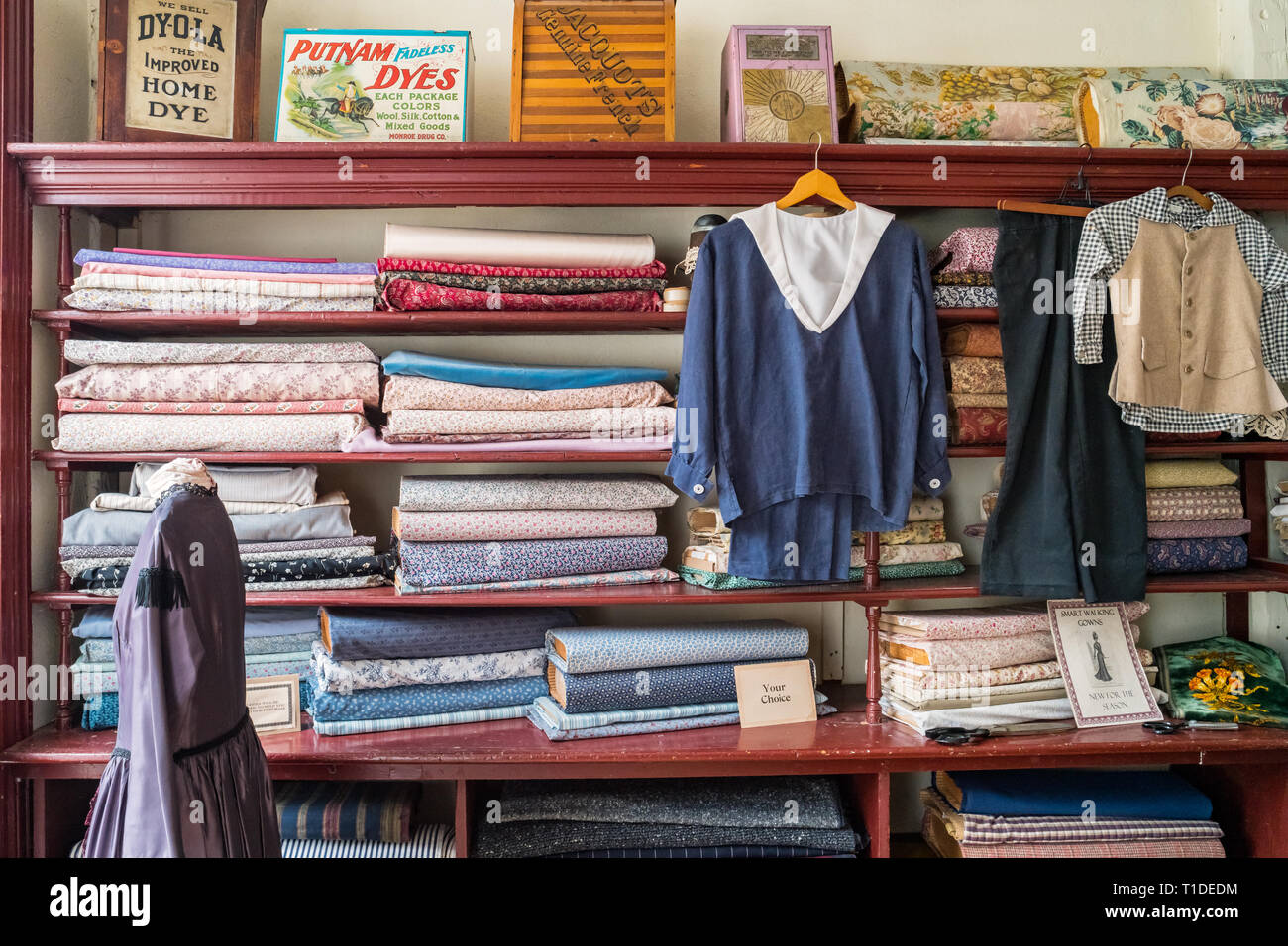 Vintage general store interior hi-res stock photography and images - Alamy