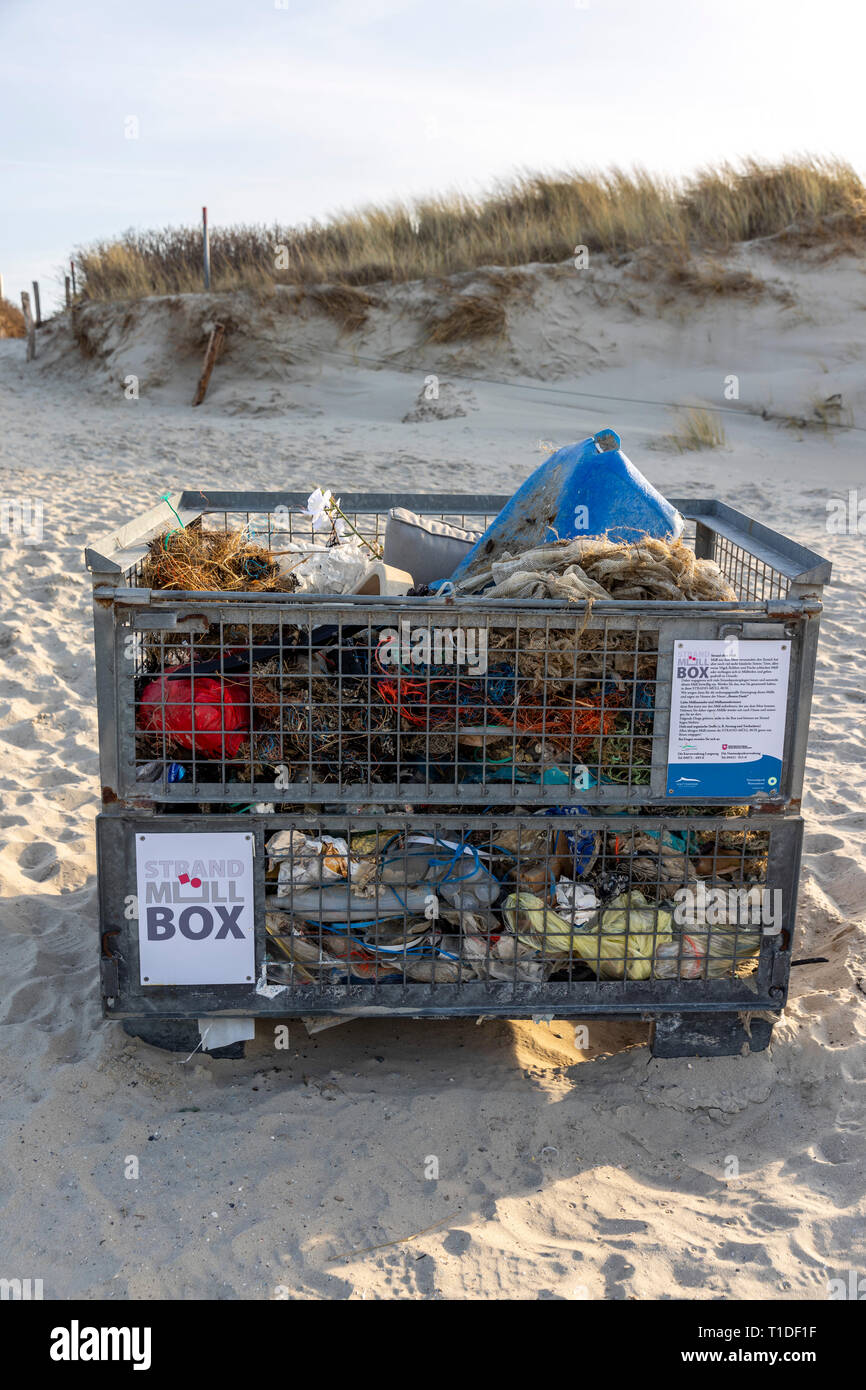 Rubbish bin on the beach hi-res stock photography and images - Alamy