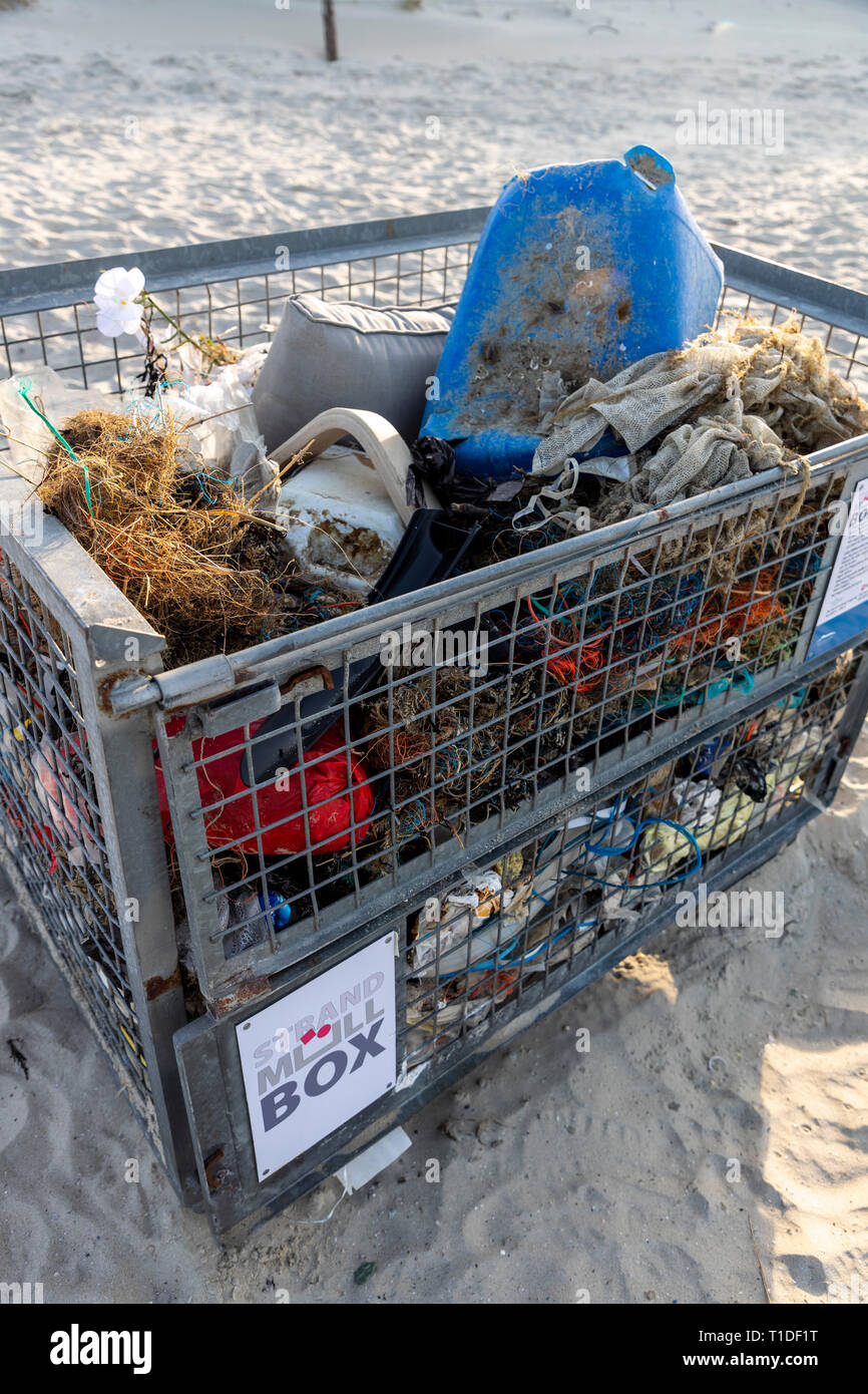 Rubbish bin on the beach hi-res stock photography and images - Alamy