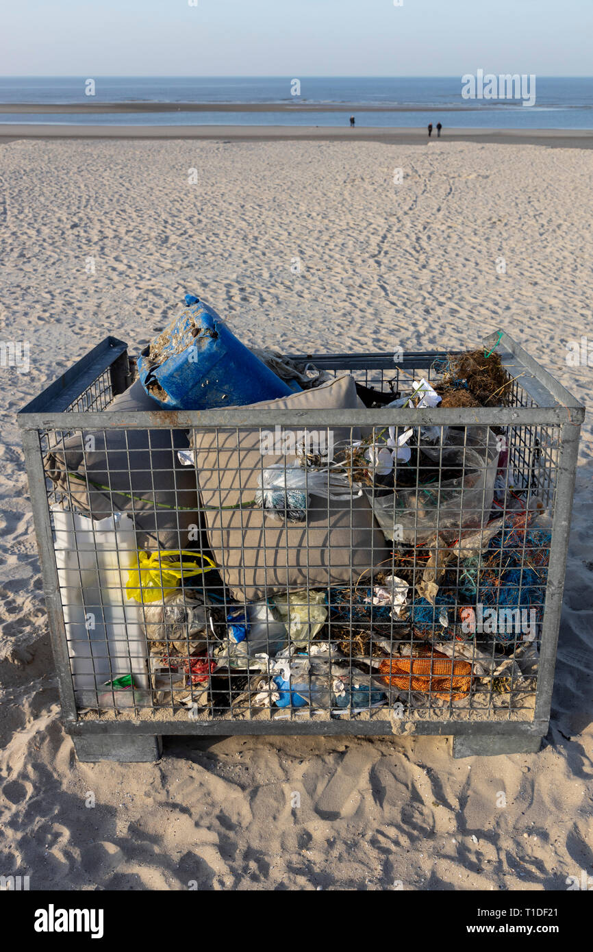 Beach Rubbish Bin High Resolution Stock Photography and Images - Alamy