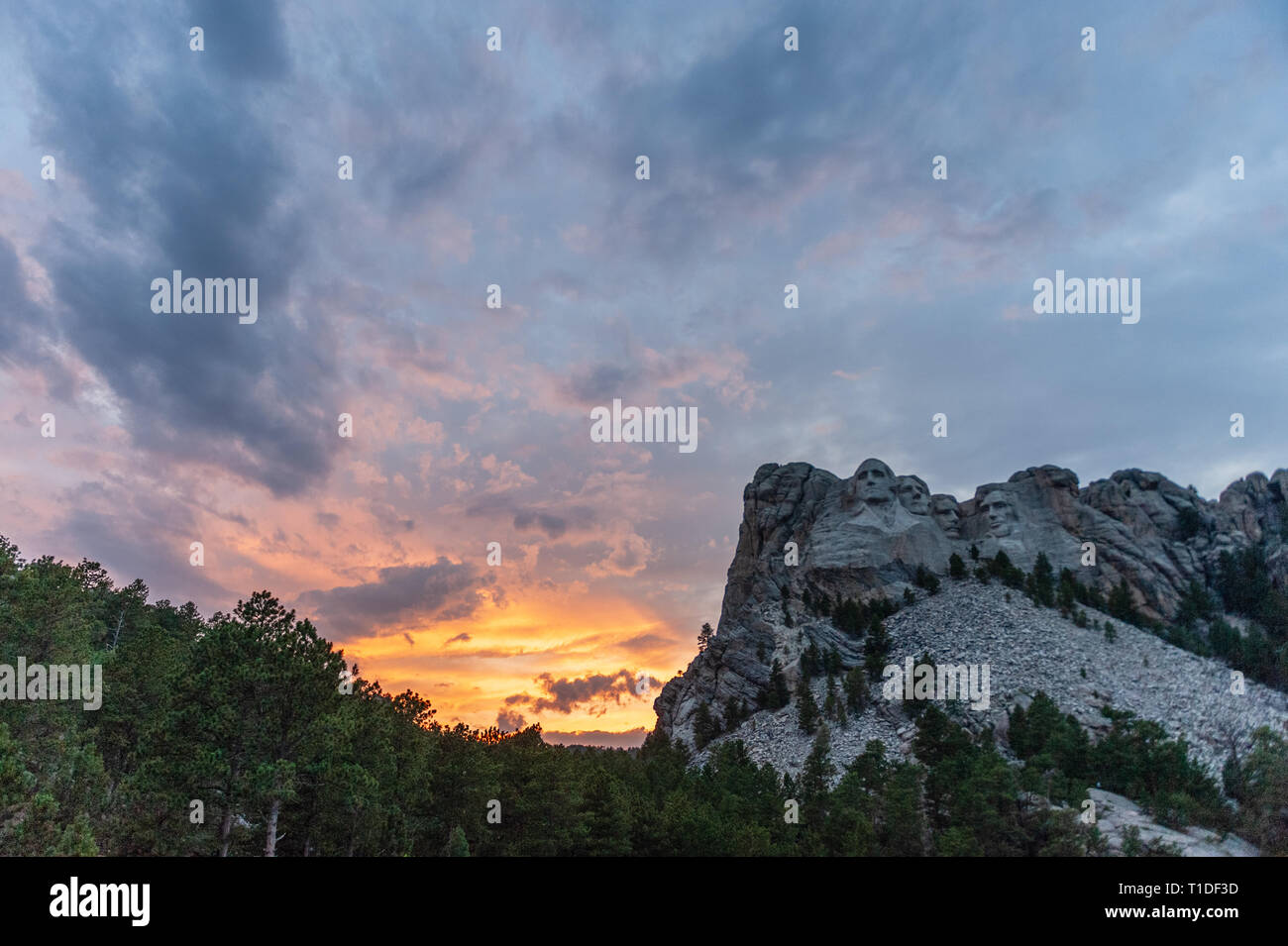 Mount rushmore national memorial sunset hi-res stock photography and ...