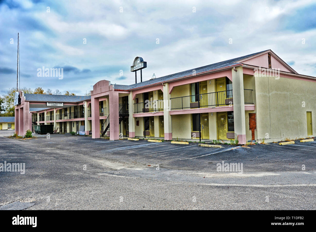 Abandoned motel hi-res stock photography and images - Alamy