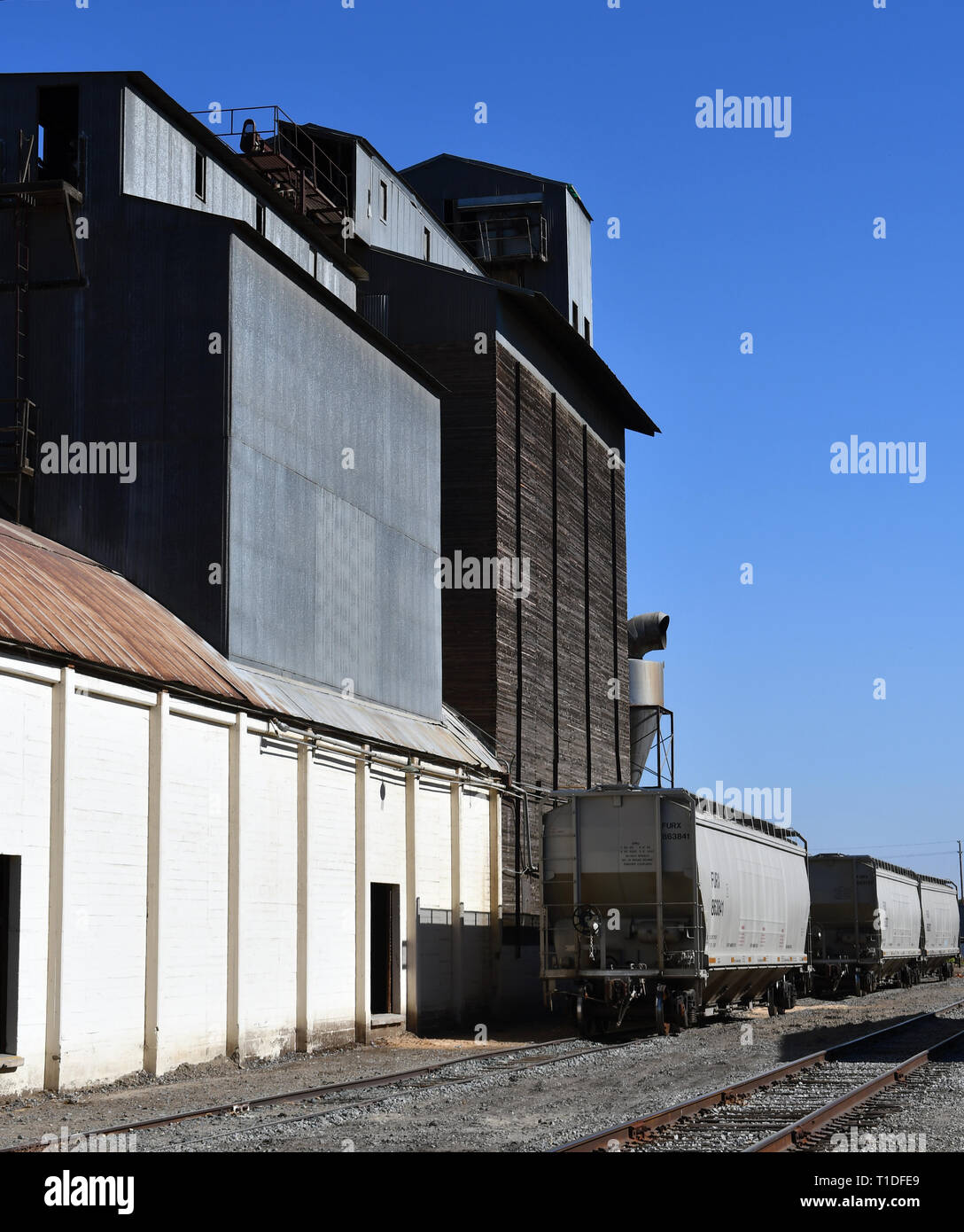 Train loading grain grain elevator hi-res stock photography and images ...