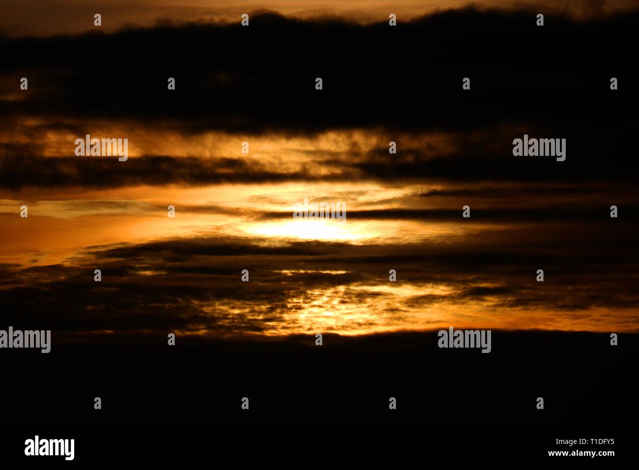 Golden sunset minimal cloud hi-res stock photography and images - Alamy