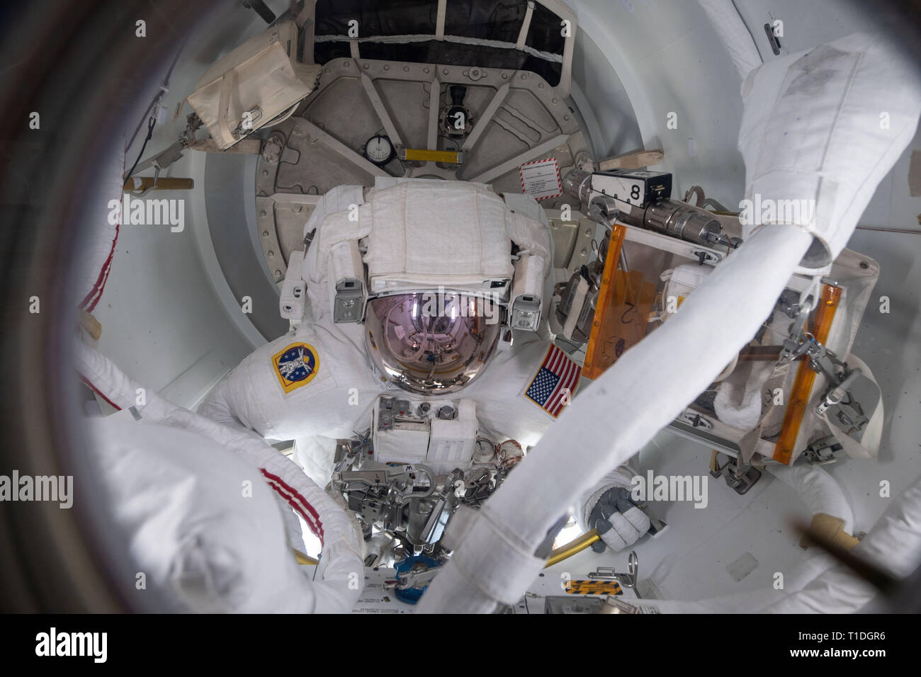 Airlock system hi-res stock photography and images - Alamy