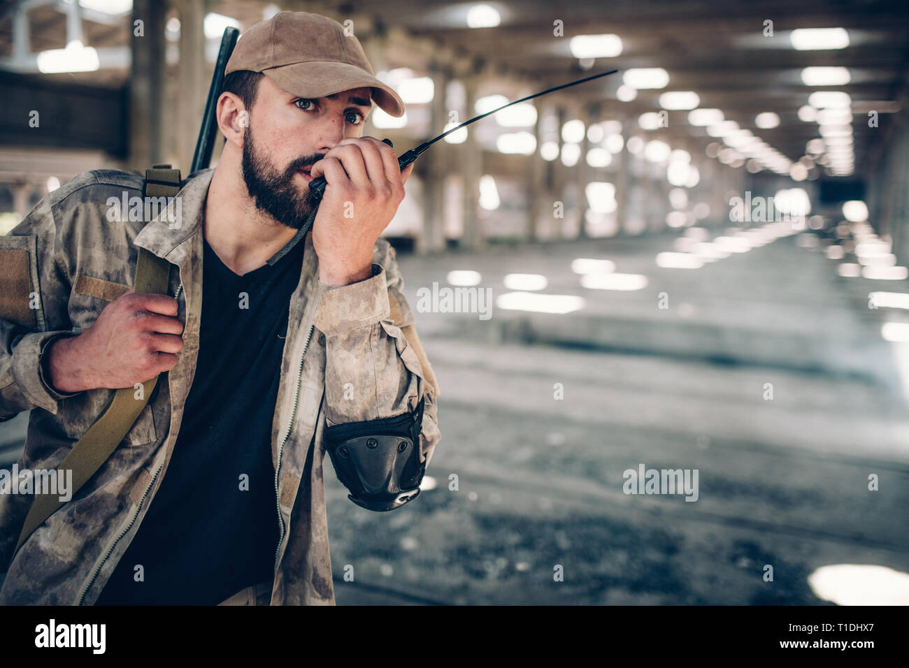 Gun Over Shoulder Stock Photos & Gun Over Shoulder Stock Images - Alamy