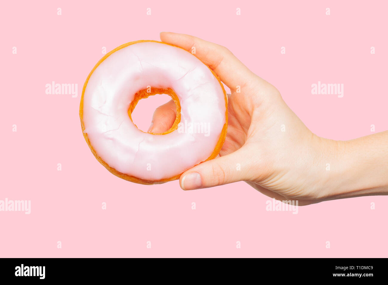 Hand holding donut hi-res stock photography and images - Alamy