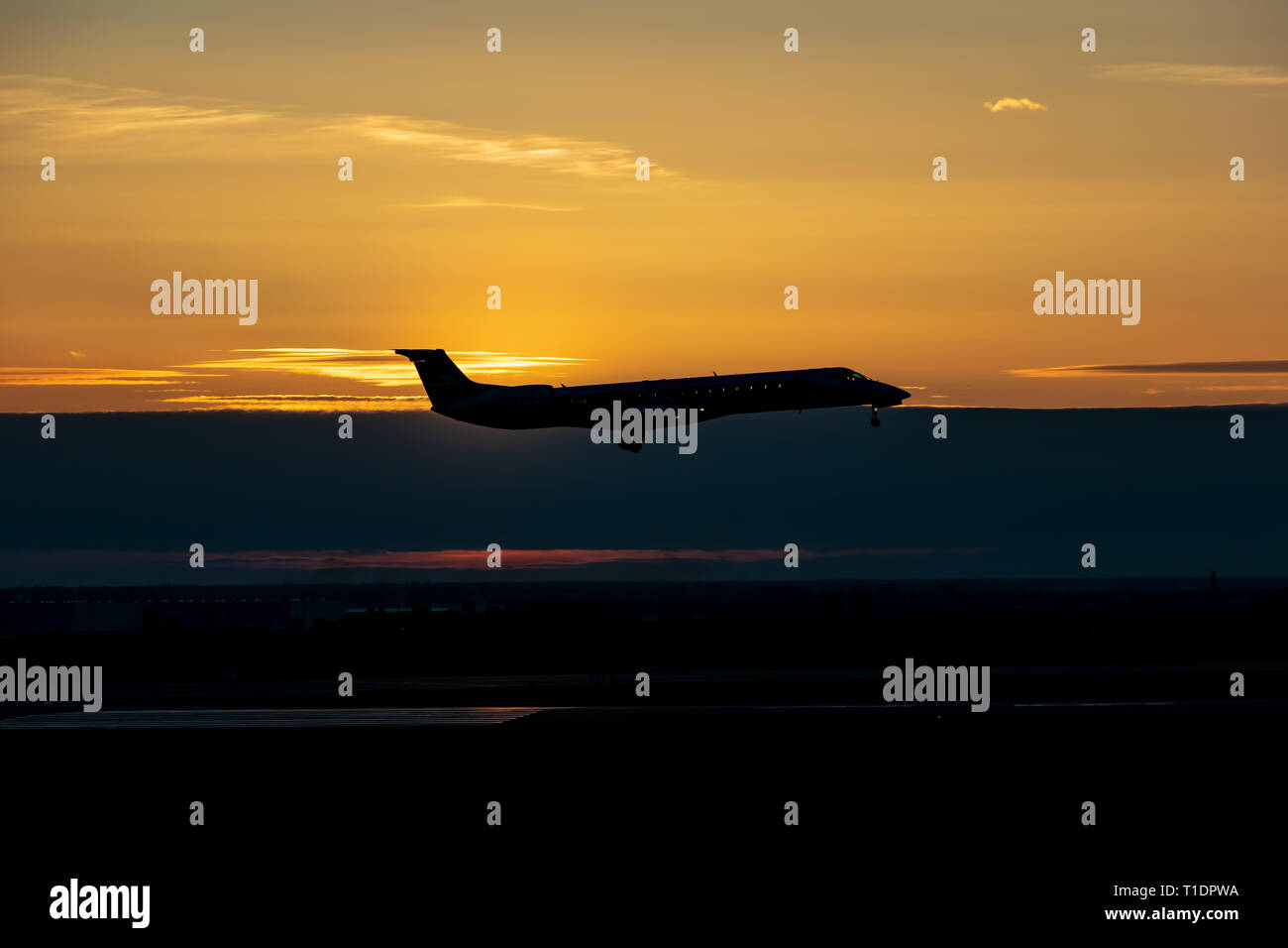 Flying sunset airport hi-res stock photography and images - Alamy