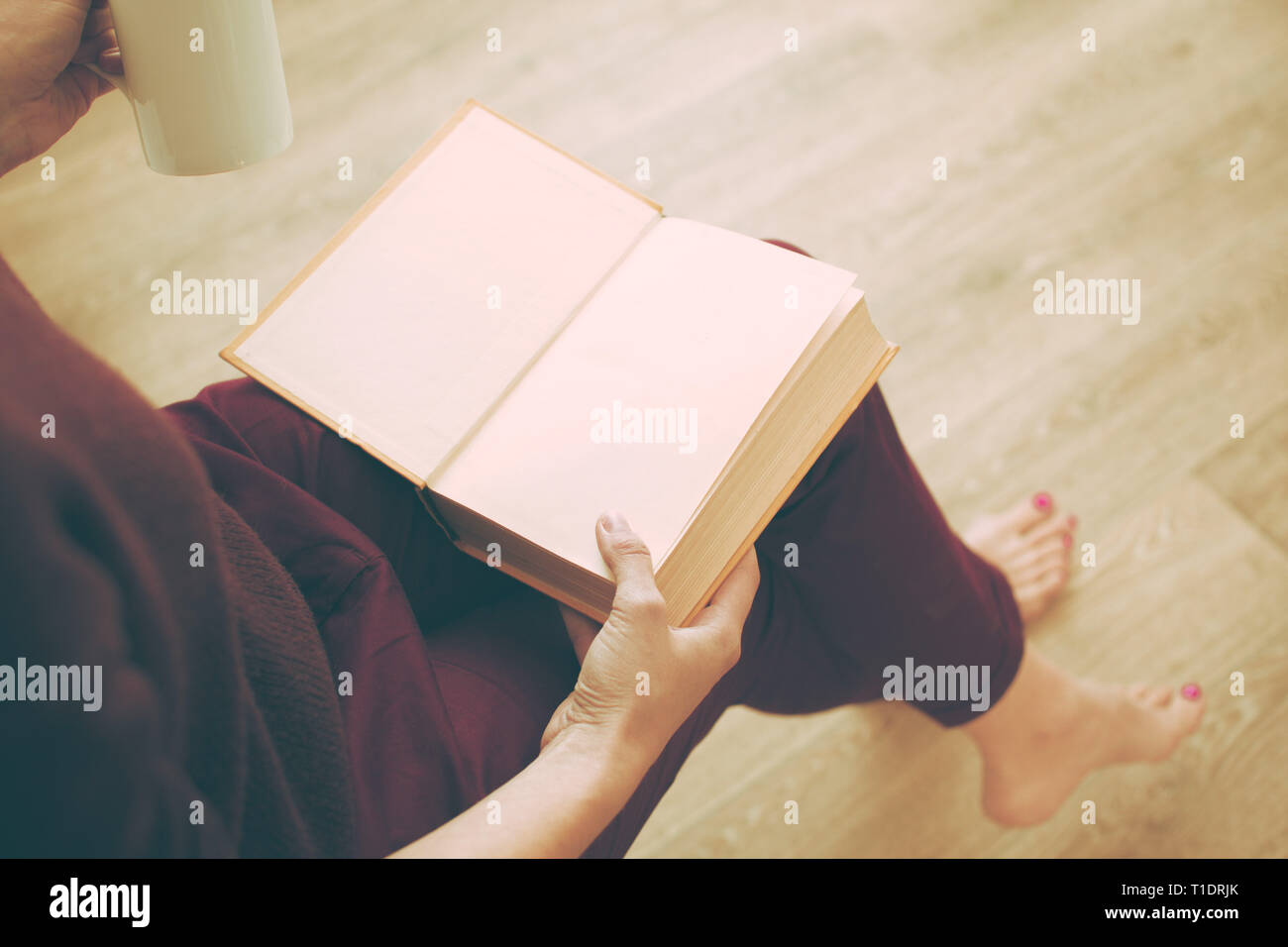 Woman reading the book Stock Photo - Alamy