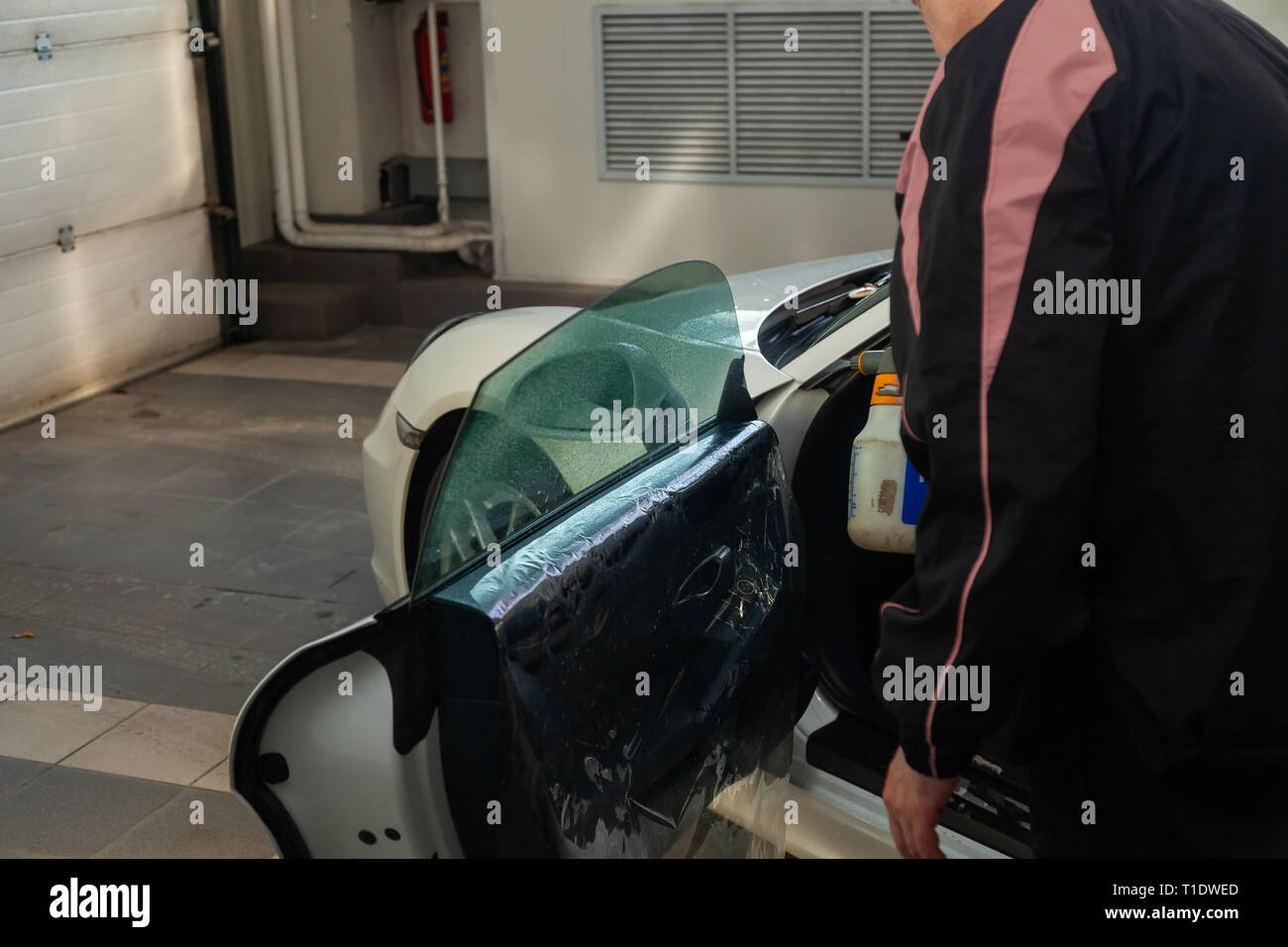 Windshield adhesive hi-res stock photography and images - Alamy