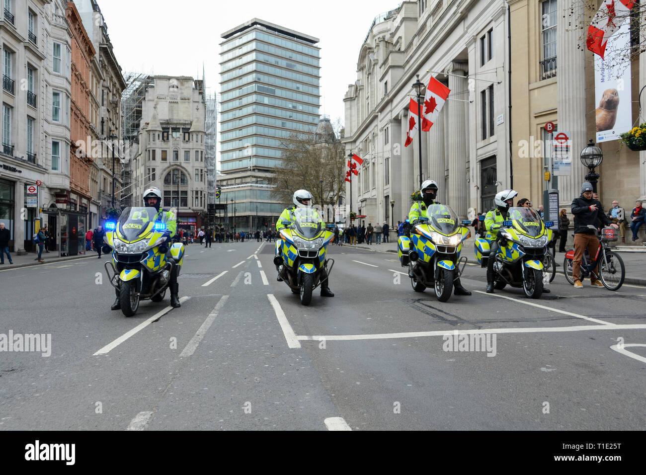Metropolitan police on motorcycle hi-res stock photography and images ...