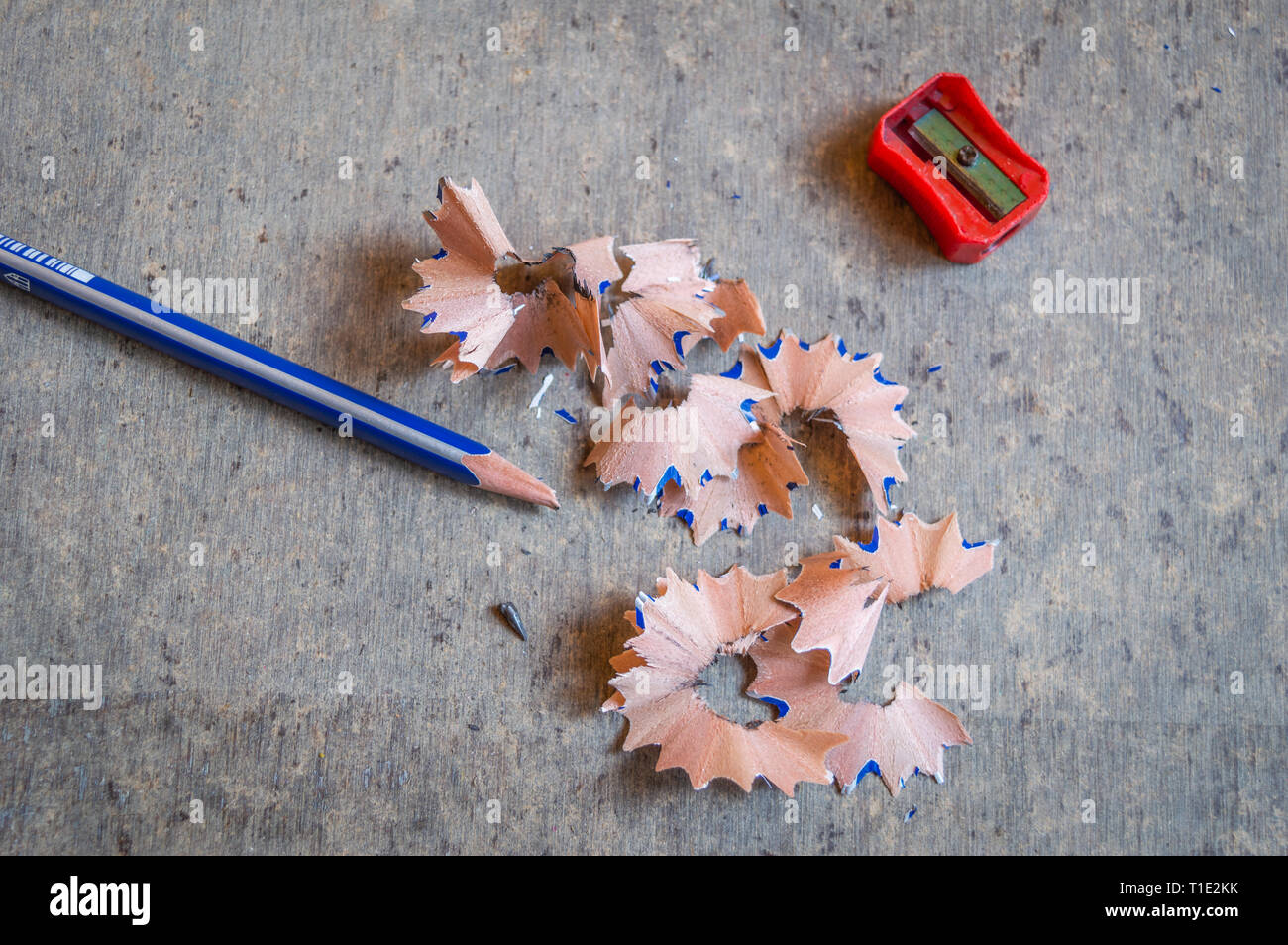 Top view of Pencil sharpening failure. broken nib Stock Photo - Alamy