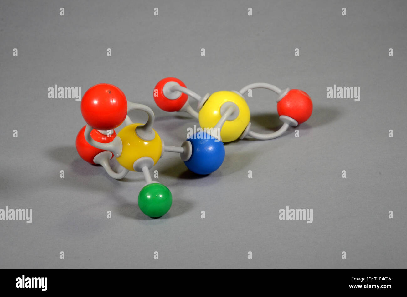 Molecule model of Alum KAl(SO4)2. Yellow is suphur, red is oxygen ...