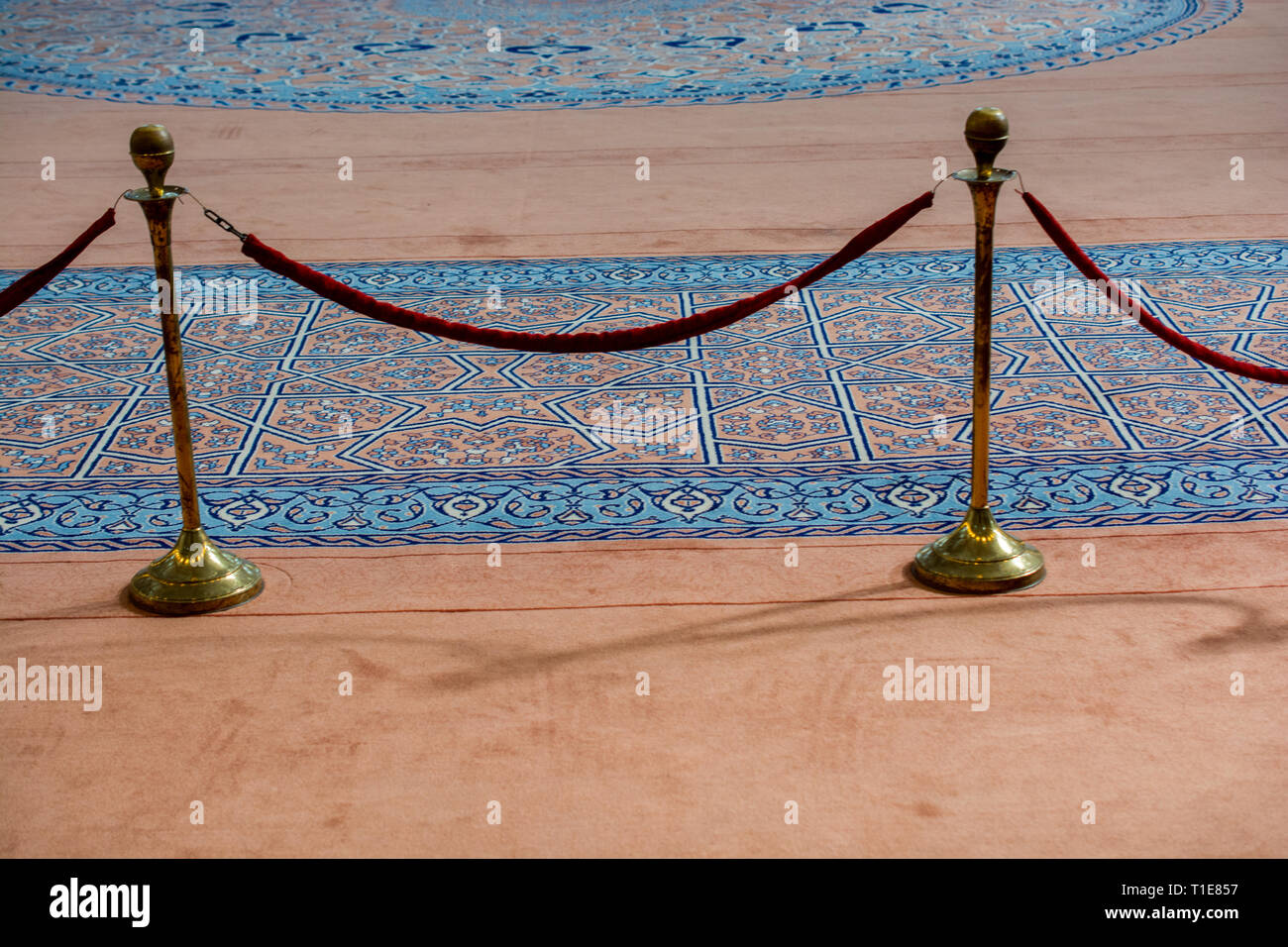 Stand rope barriers hi-res stock photography and images - Alamy