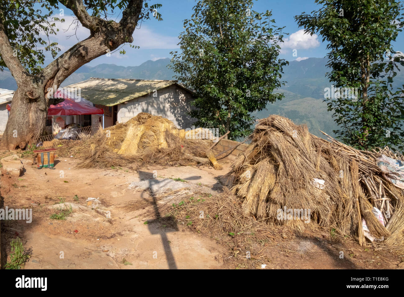 China poverty house hi-res stock photography and images - Alamy