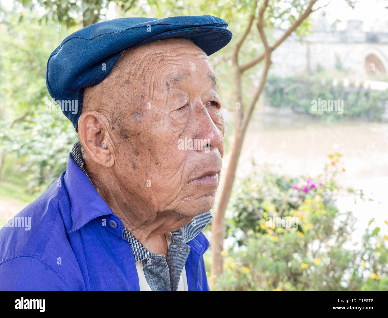 Old chinese man smoking cigarette hi-res stock photography and images ...