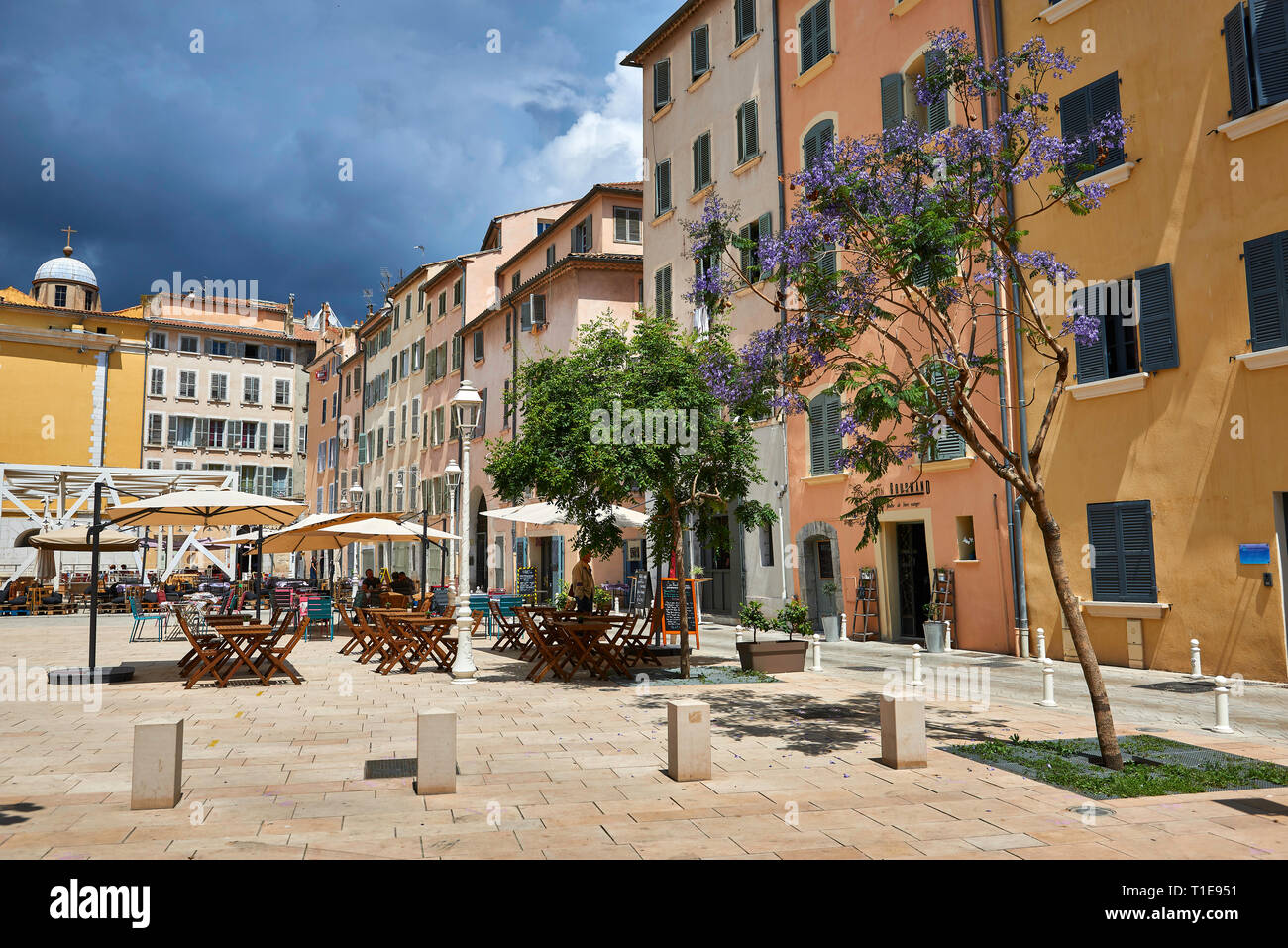 Toulon (south-eastern France): " place de l'Equerre " square, district ...