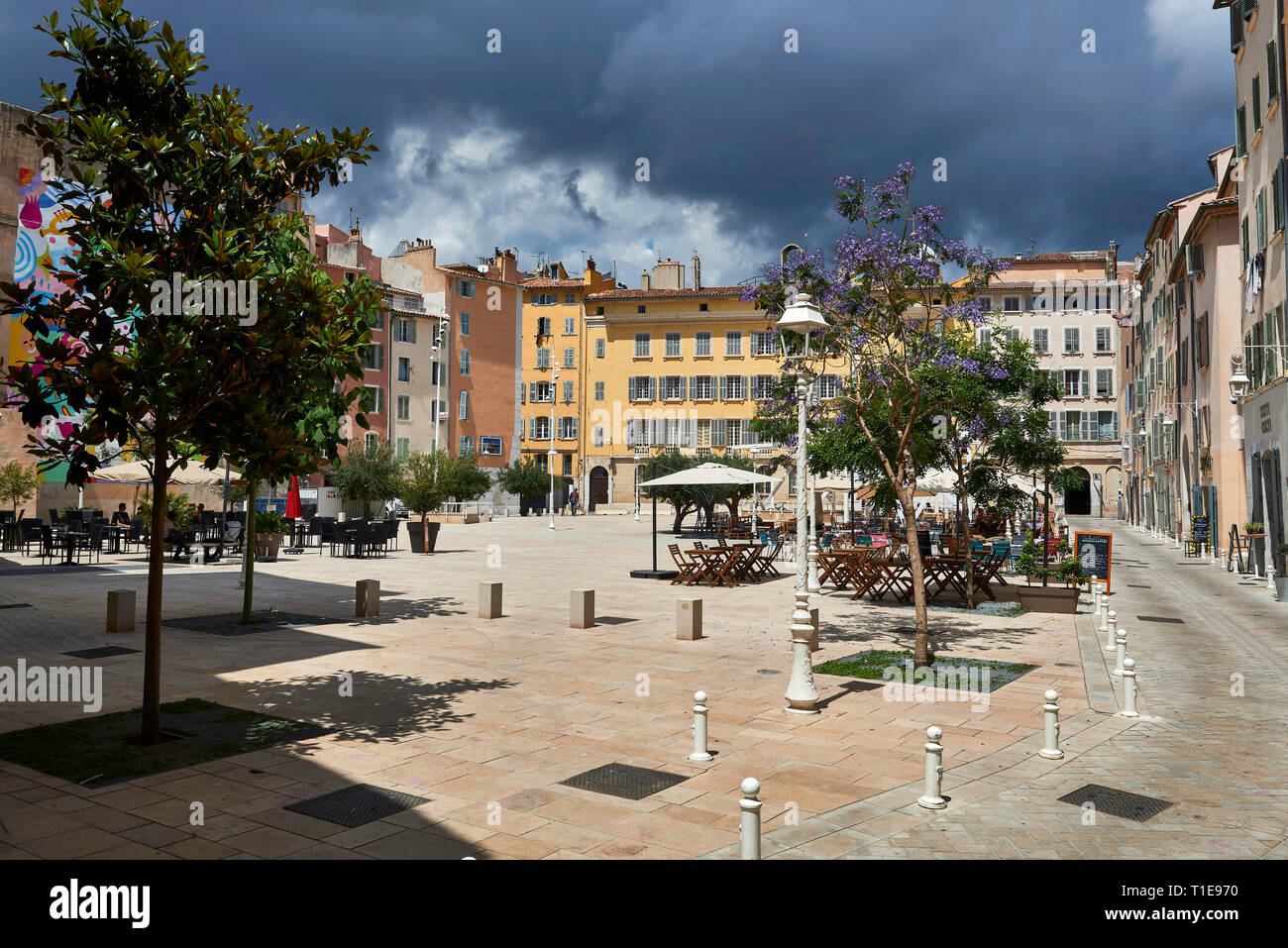 Toulon (south-eastern France): " place de l'Equerre " square, district ...