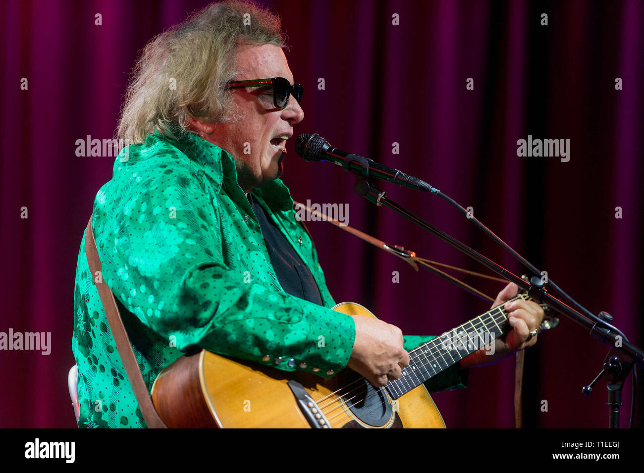 Singer songwriter discusses hi-res stock photography and images - Alamy