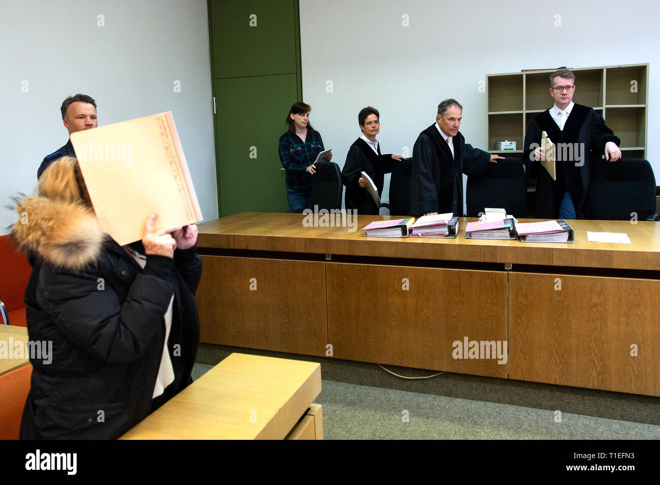 26 March 2019, Bavaria, München: The woman (l), who is accused of ...