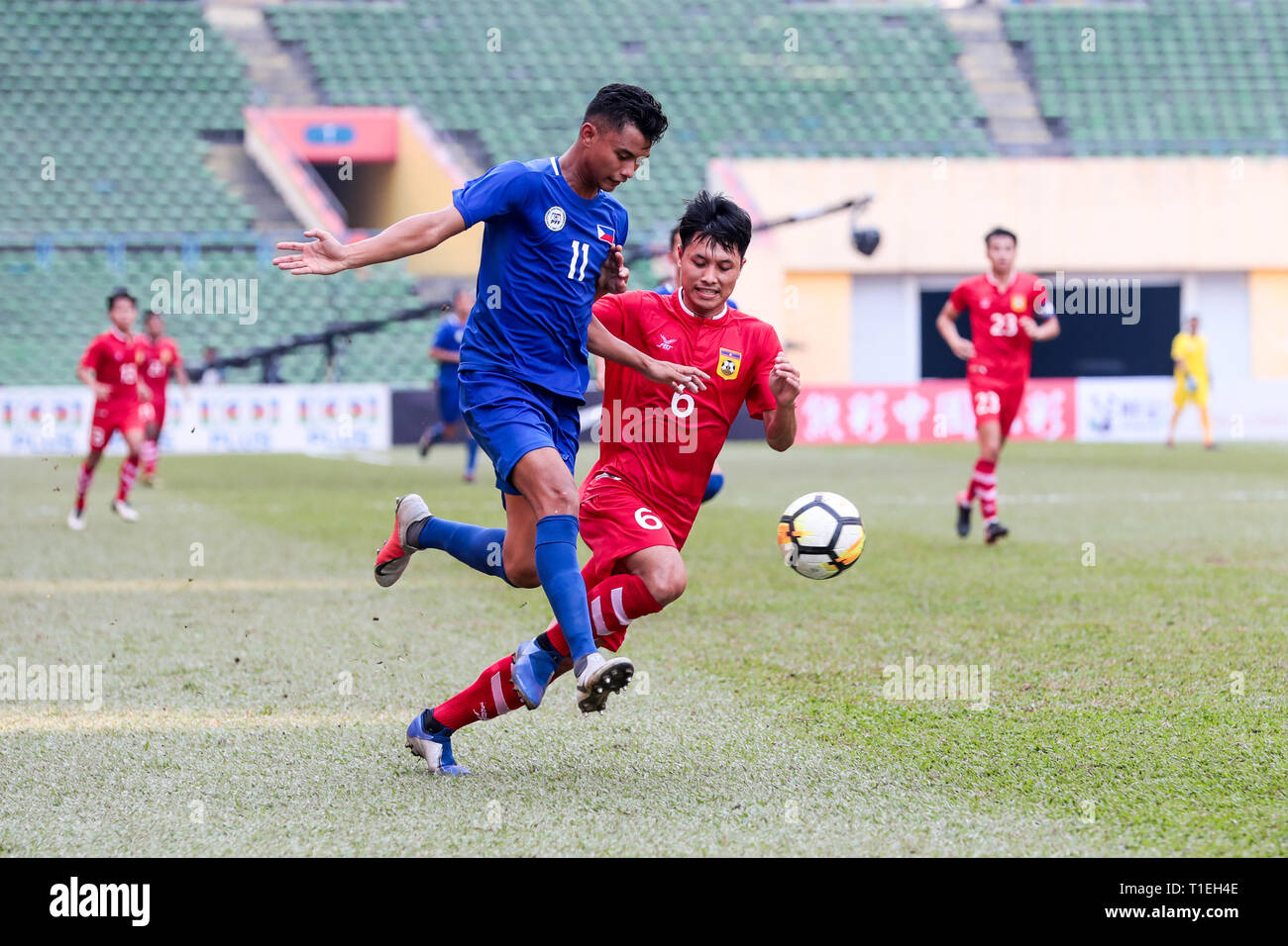 Shah Alam, Malaysia. 26th Mar, 2019. Kittisak Phomvongsa (R) of Laos ...