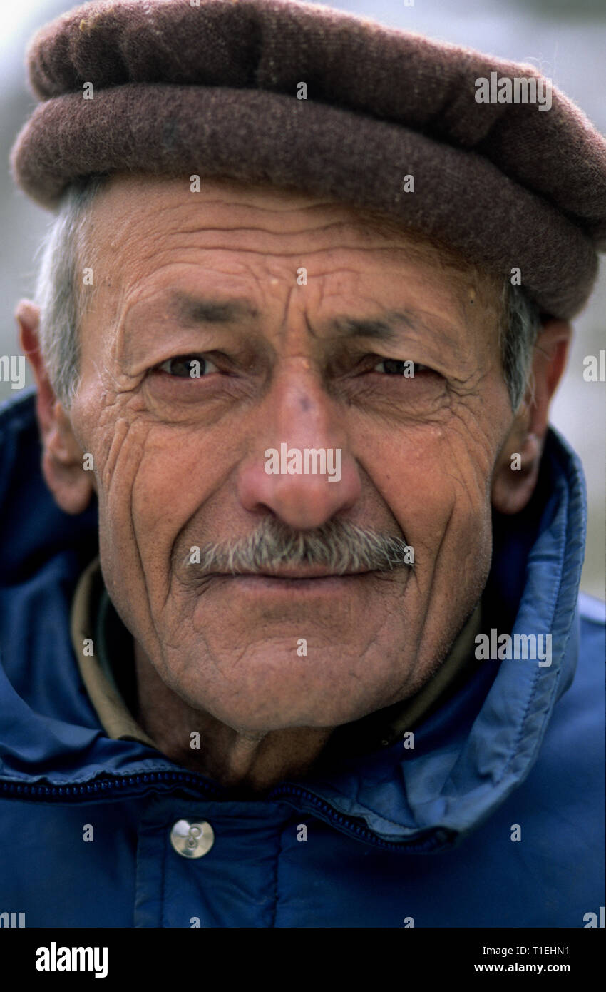 Pakistan hunza valley karimabad man hi-res stock photography and images ...