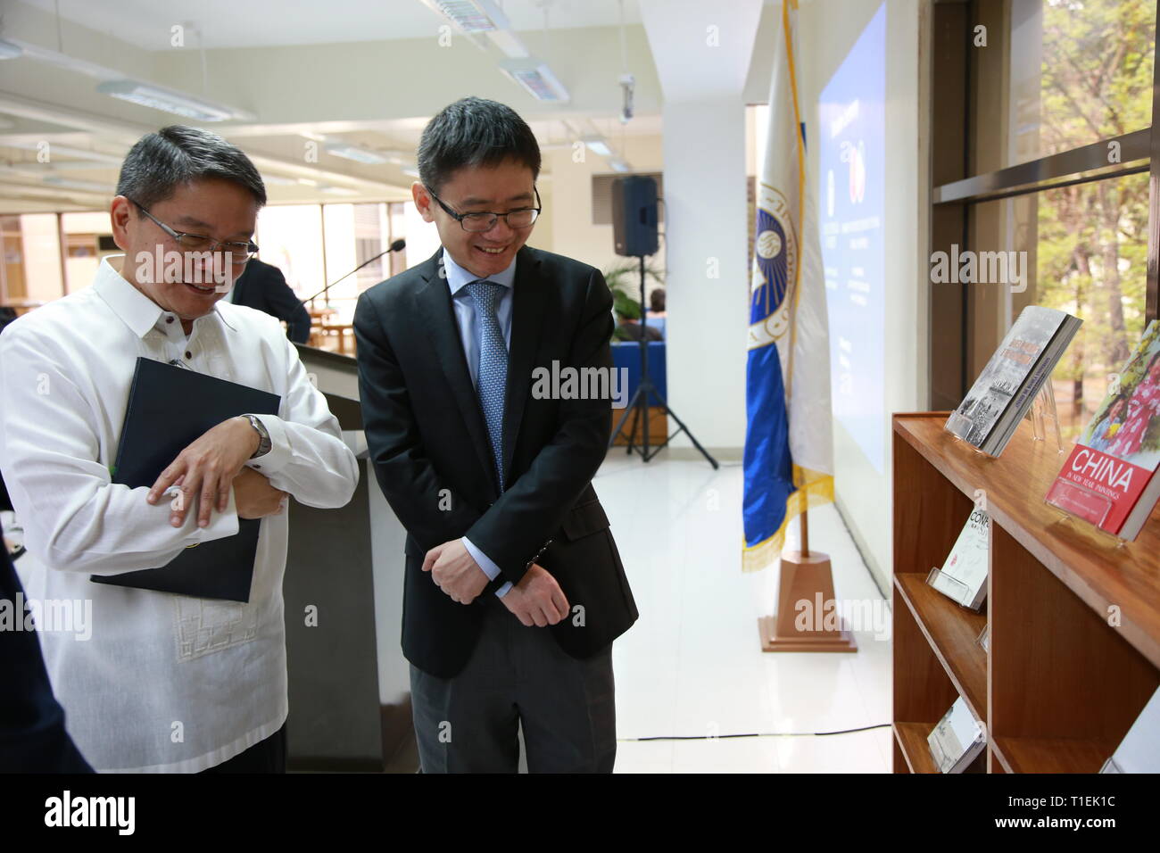 Manila, Philippines. 25th Mar, 2019. Tan Qingsheng (R), deputy chief of ...